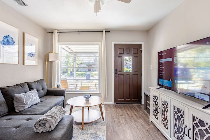 Parkside Retreat: Modern 3br, King Bed & Sleeps 6! - Tampa, FL