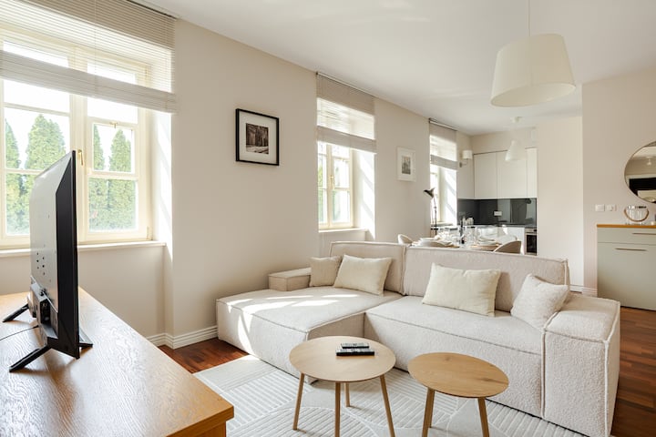 Gym, Sauna, & Pool - Old Town Bright Apartment - Kraków