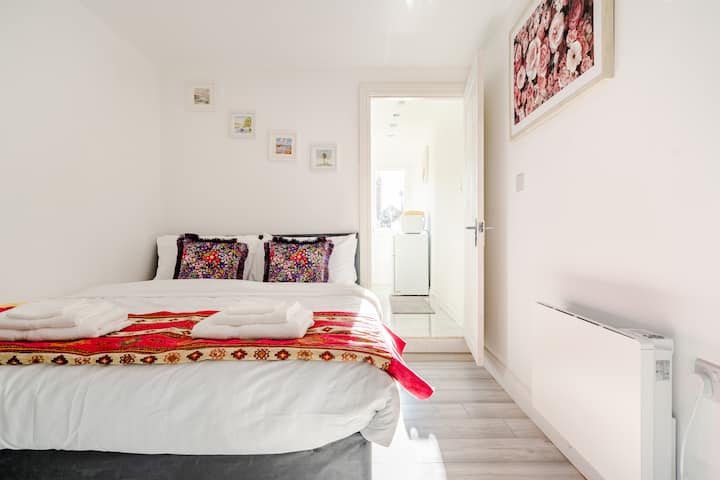 Stylish Milton Keynes 1-bed Business Ready+parking - Milton Keynes