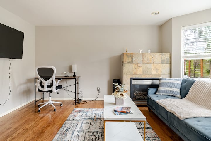 3-br 3.5-baths Townhome In Greenwood W/ Parking - Shoreline