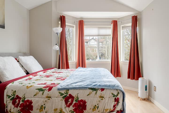 3-br 3.5-baths Townhome In Greenwood W/ Parking - シアトル