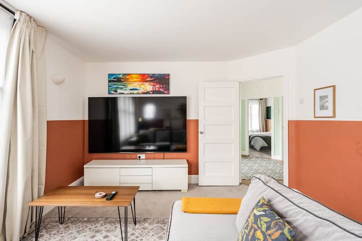 Westcliff Seaside Apt | 3 King Size Beds | Garden - 에식스