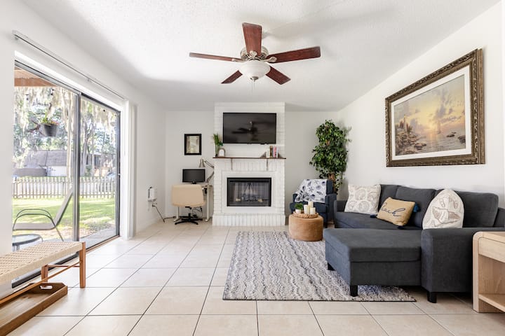 Cozy Coastal Retreat 
Near Beach + Speedway - Daytona Beach, FL