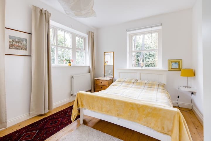 Private Ensuite Over Wooded Garden . -
