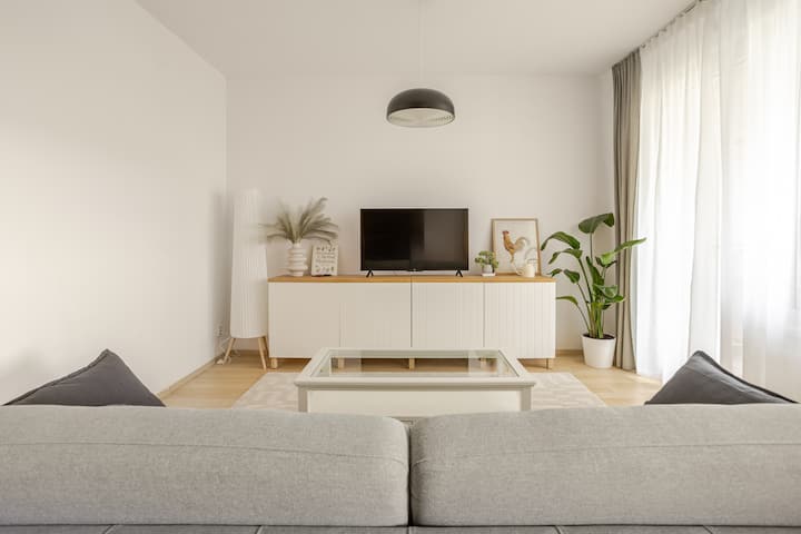 Easy City Access: Bright 1br + Underground Parking - Prague