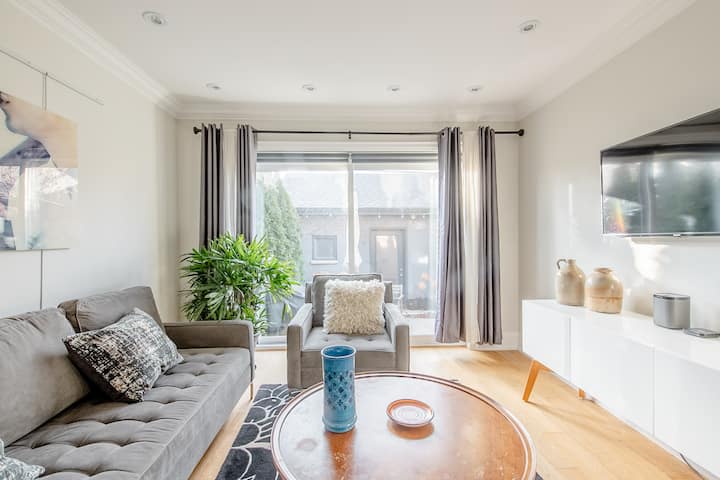 Stylish, Sophisticated Apartment With Shaded Patio - Toronto