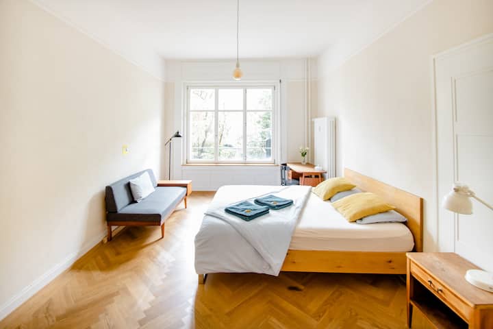 Bern Breitsch, Center, River, Home (Room1) - Suiza