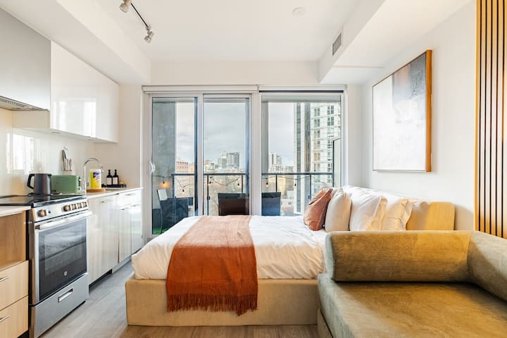 Stylish Studio Sleeps 4 W/ Balcony By Eaton Centre - Toronto, ON