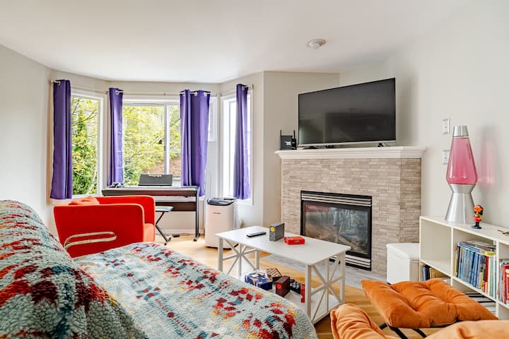 3br Fremont Townhome W/ 3 Private Bath, Workspaces - Seattle, WA