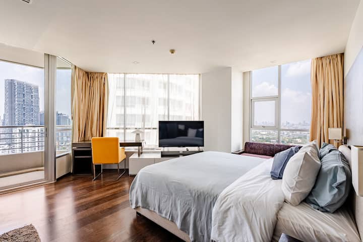 Vinyl•games•mahanakhon Building•cbd@st. Louis Bts - Bangkok