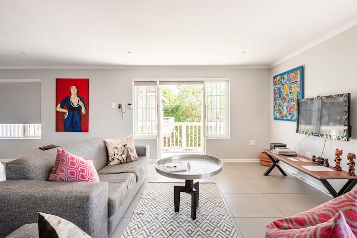 Immaculate Open Concept Balcony With Seaviews - KwaMashu