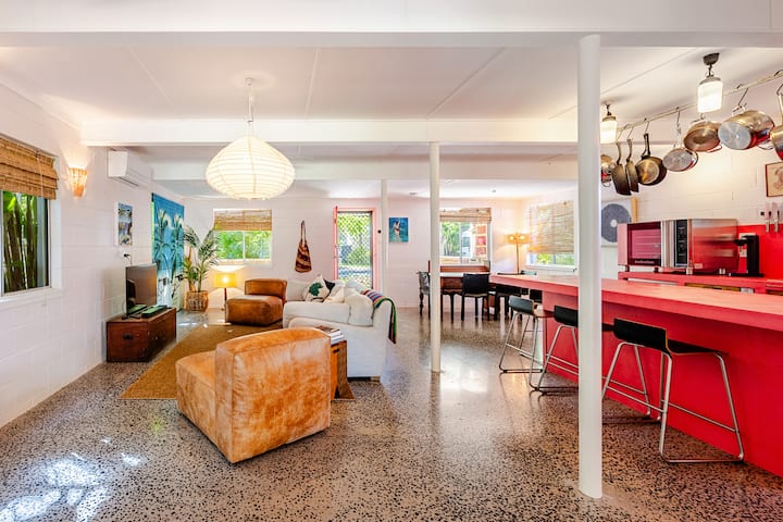 Unique Beach House, New Brighton 'The Shell House' - Ocean Shores