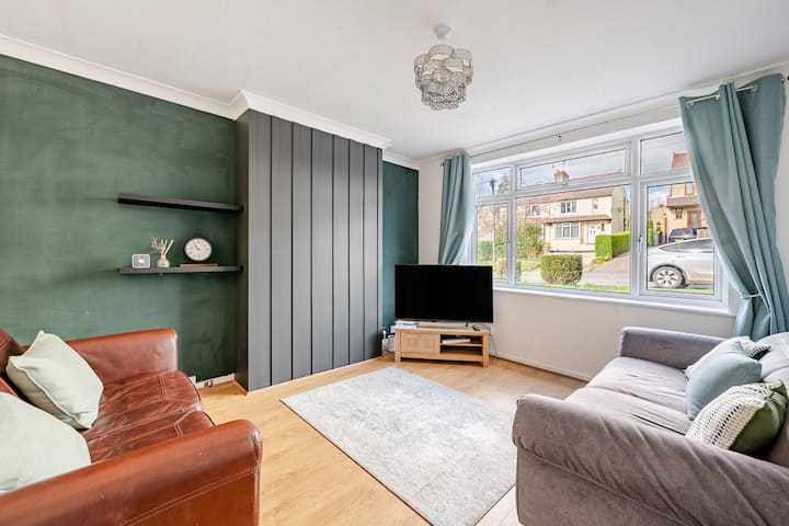 Valgor. 3 Bed House. Off-road Parking X 3. Wv6 - Wolverhampton