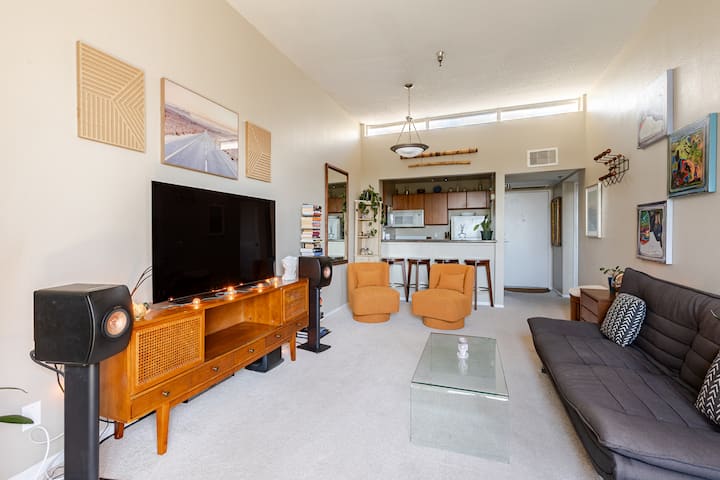 Sunny Top Floor Oasis | Runyon + Pools + Parking - Fairfax - Los Angeles