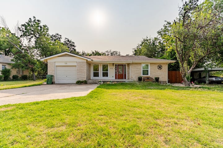 Spacious Retreat |Walk To At&t Stadium | Sleeps 11 - Arlington