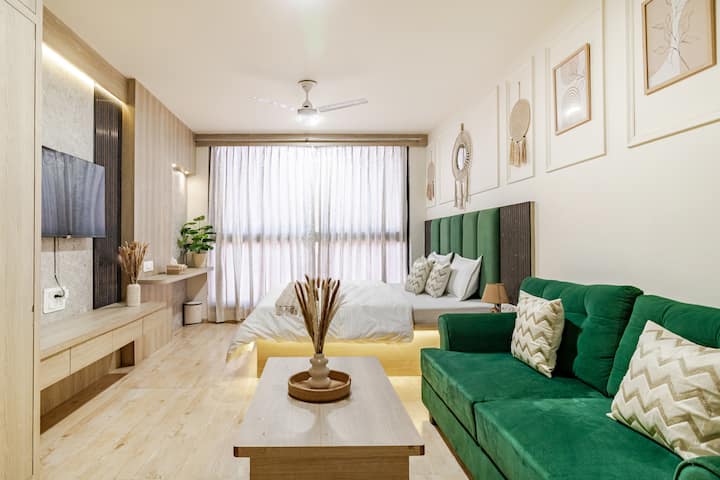 The Pink Peacock Stays 4.0: Luxury-pool-citycentre - Jaipur