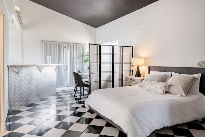 Chic Upstairs Retreat In Huntington Beach - Huntington Beach, CA