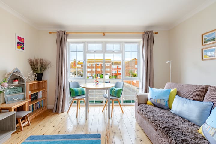 Spacious Coastal & Central ~ Minutes From Beach - Seaford