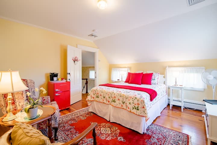 Harlow Pope Inn, Sagamore Massachusetts
Poppy Room - Sandwich, MA