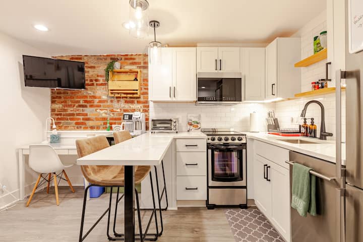 English Basement In Woodley Park With Parking - Georgetown, DC