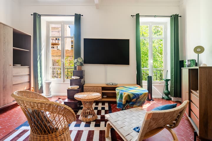 Grand Studio Moderne Rénové, Beaucoup De Charme ! - Carros