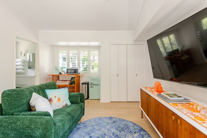 90210 Nest: Private Pool Retreat In Beverly Hills - Los Angeles, CA