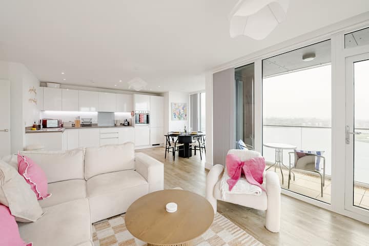 Luxury Riverside Retreat - Southampton, UK