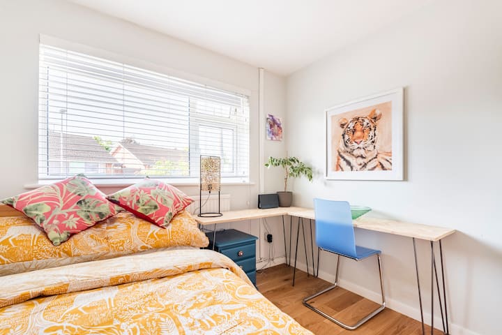 Private Double Room. Bungalow. Parking. Garden - Cheltenham