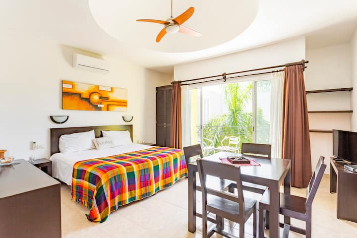 Spacious Kingsize Bedroom Free Breakfast @ 5th Av. - Playa del Carmen