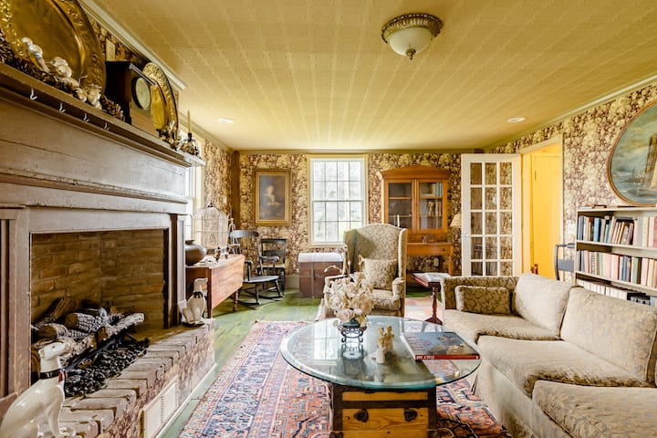 Universal Friend Bed & Breakfast Bedroom 1 - Bed and breakfasts for ...