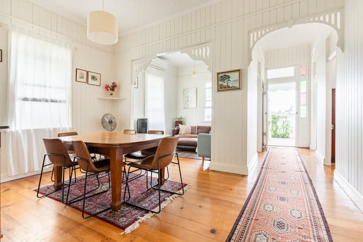 Stay In A Homey, Restored Queenslander Cottage - Brisbane