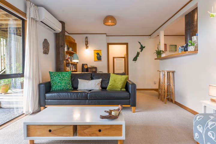 A Private Retreat Set In Native Bush - Auckland