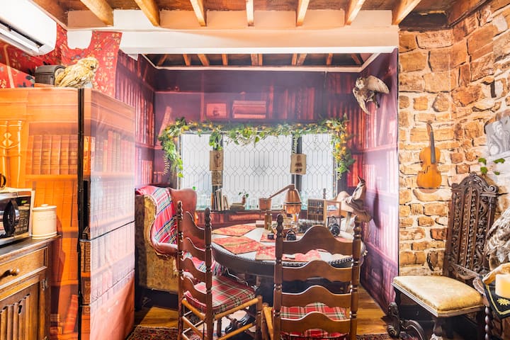 Witches Dorm-salem School Of Witchcraft - Salem, MA