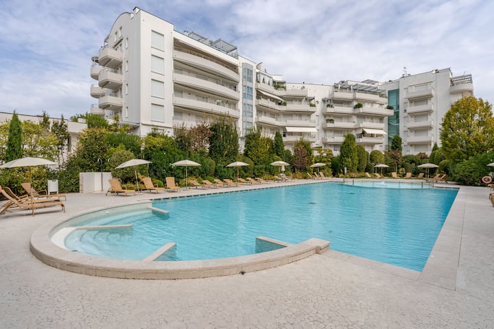 Pool + Beach · Jesolo Centro Moderno Appartamento - Jesolo
