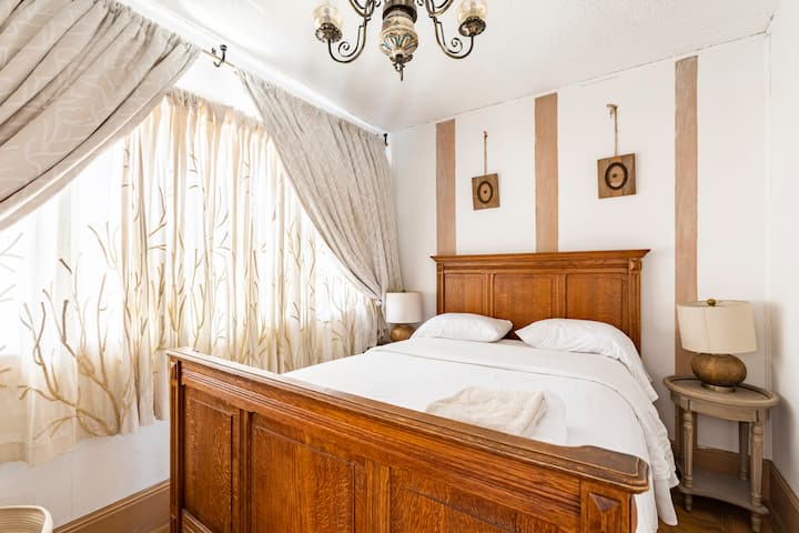Quiet Full Size Room In Downtown San Rafael - San Rafael, CA
