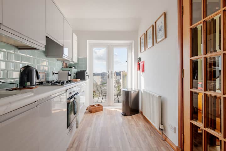 The Garret A Beautiful Spacious Flat - 아브로스