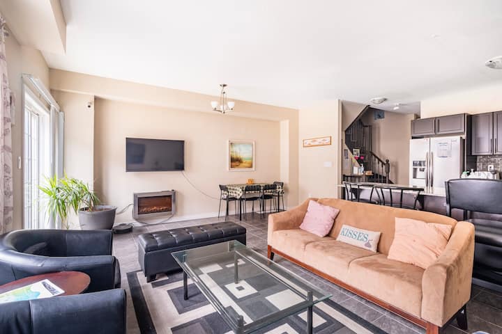 Lux King Bed, Priv. Washrm W/tv/fridge/twin Closet - Waterloo