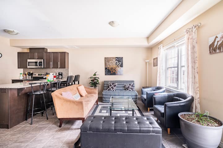 Lux King Bed, Priv. Washrm W/tv/fridge/twin Closet - Waterloo