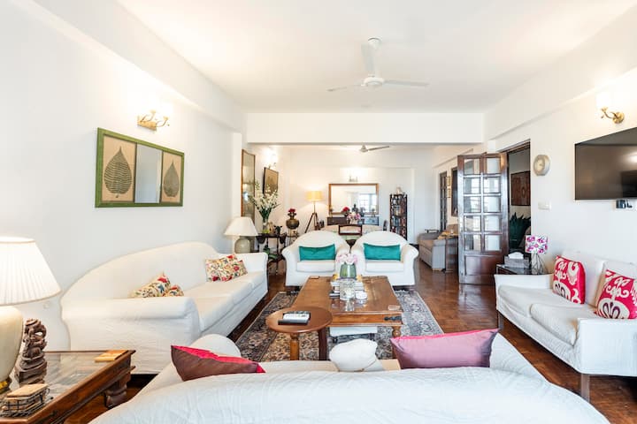 Elegant, Centrally-located South Delhi Apt Room 1 -