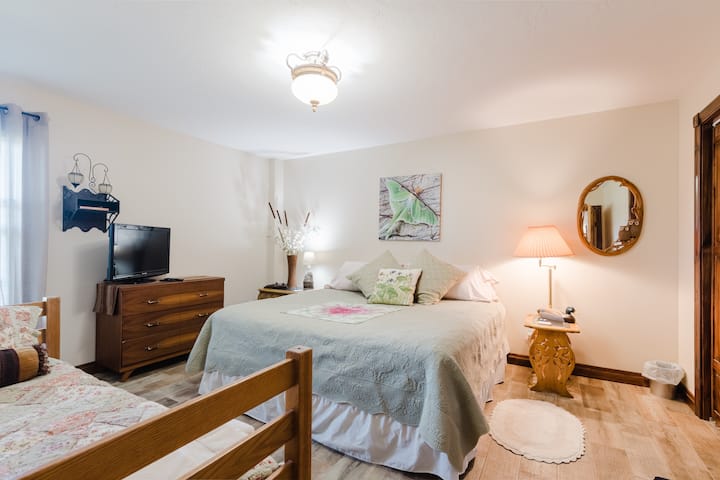 The Guest House.enjoy The Quiet. 2 Bedrooms 2 Beds - Alexandria Bay, NY