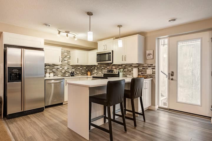 Casita Yyc: 2 Bedroom Suite In Peaceful Sw Calgary - Calgary