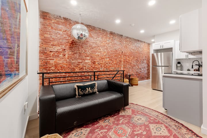 The Social House — 2 Bd 1 Bth Speakeasy, Top Floor - Philadelphia