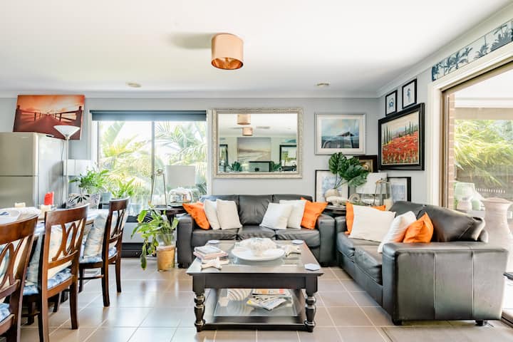 Resort Living In Melbourne - Orange Room - Cranbourne