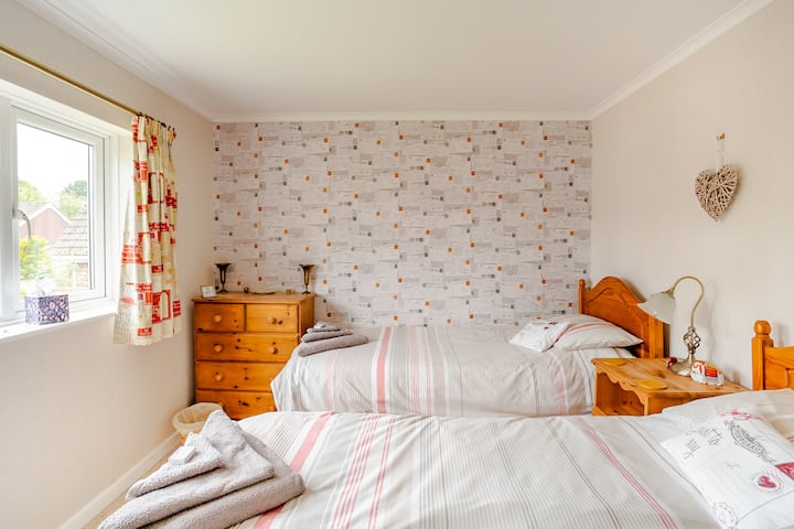 Twin Bedroom, Wi-fi, Close To The Aosb, Longleat. - Warminster
