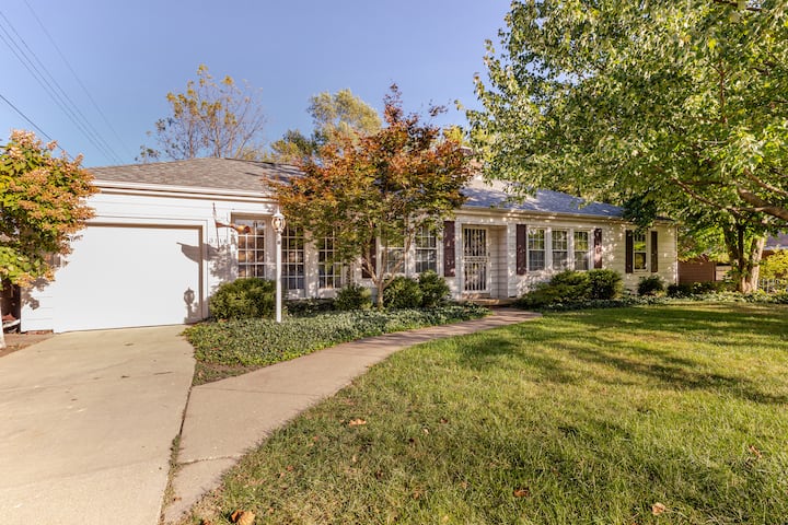 Charming Peoria Home - Peoria, IL