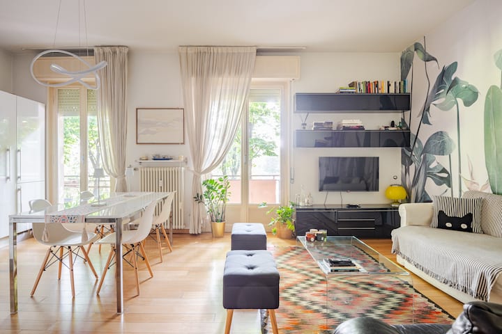 Guest Bedroom In Stylish Contemporary Apartment - Parma