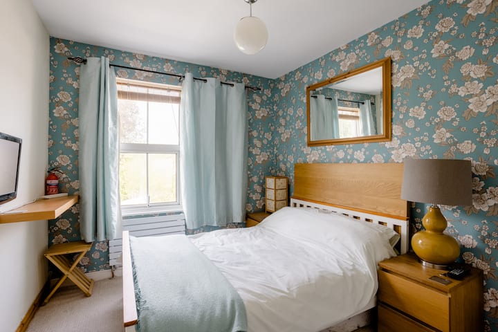 Bright Airy Double Room, With Bathroom & Parking - Swindon