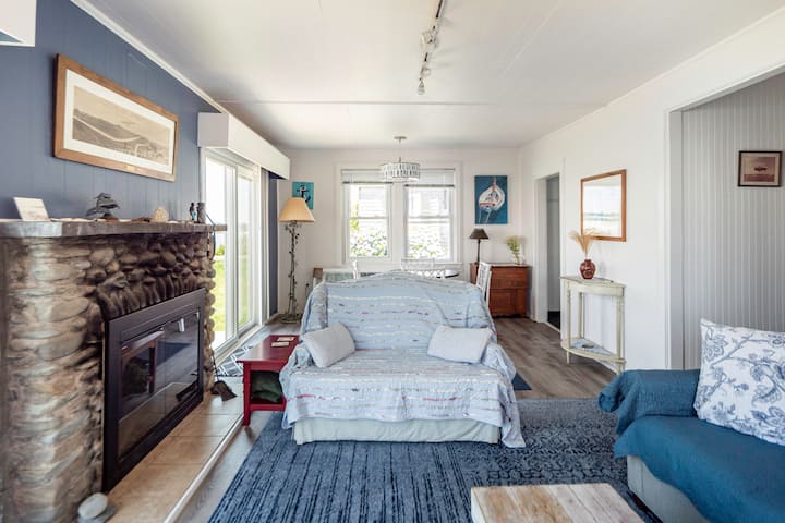 Oceanfront Overlooking Newport Cliff Walk - Newport, RI