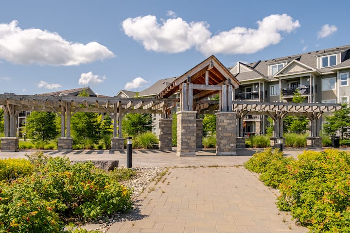 Stunning 2-bedroom Lakeview Condo In Collingwood - Collingwood