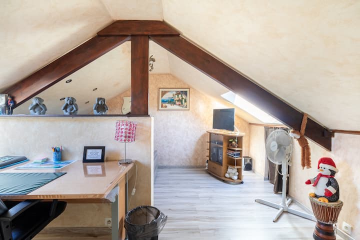 Grande Chambre Privée, Mansardée Et Double Bureau - Carvin
